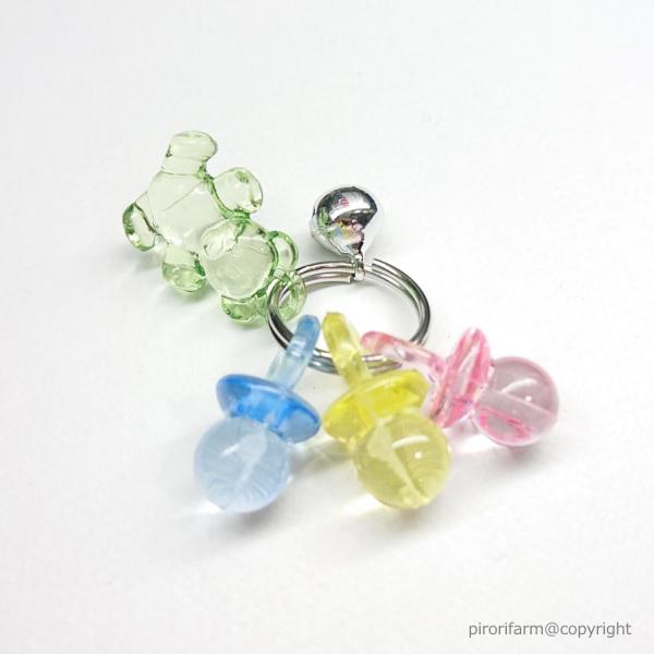 セキセイインコでもマメルリハでも、くちばしでくわえて持って歩ける大きさ、そしてぶん投げられる軽さです。カチャカチャ感が人気。材質：アクリルビーズ、ステンレスリング、鈴（真鍮） おしゃぶり長さ約２ｃｍ、リング直径約１．４ｃｍ