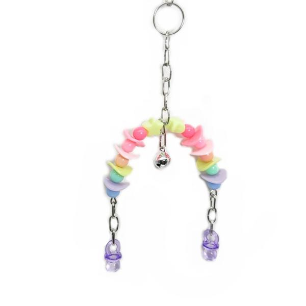 プラプラ揺れるおしゃぶりに夢中になったり、鈴を鳴らすとまた揺れたりするのが楽しいオモチャです。材質：アクリルビーズ、金具：針金、リング、チェーン（ステンレス）、鈴（真鍮） 全長約14.5cm、幅8〜9cm