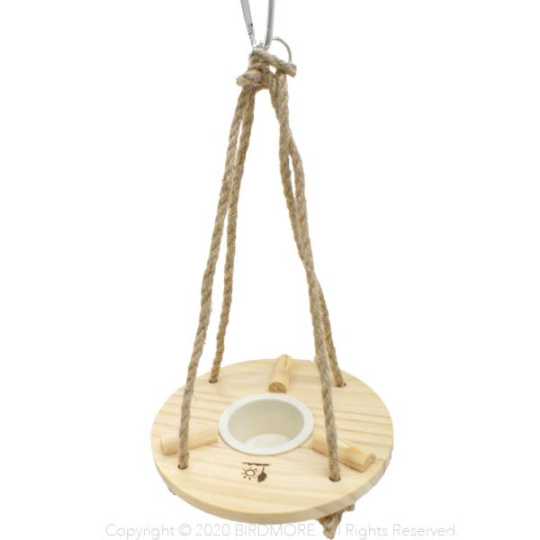 【発売日：2020年09月14日】放鳥タイムの休憩場所。お部屋の中で浮き輪に乗ってゆらゆら揺れて海水浴気分！取り外しの出来るカップ付。メーカー/三晃商会サイズ/直径約14.5×高約1.8cm 紐：長約20ｃｍ カップ：直径約5.8×高約3ｃ...