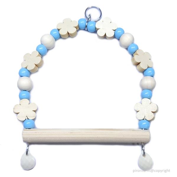 お花型のウッドビーズと淡い色合いのビーズのナチュラル系カラーブランコです。ブルーはあじさいのようなスモークブルー♪材質：ステンレス金具、止まり木、ウッドビーズ、アクリルビーズ サイズ：止まり木の幅　約１１ｃｍ、全体の高さ　約１６ｃｍ