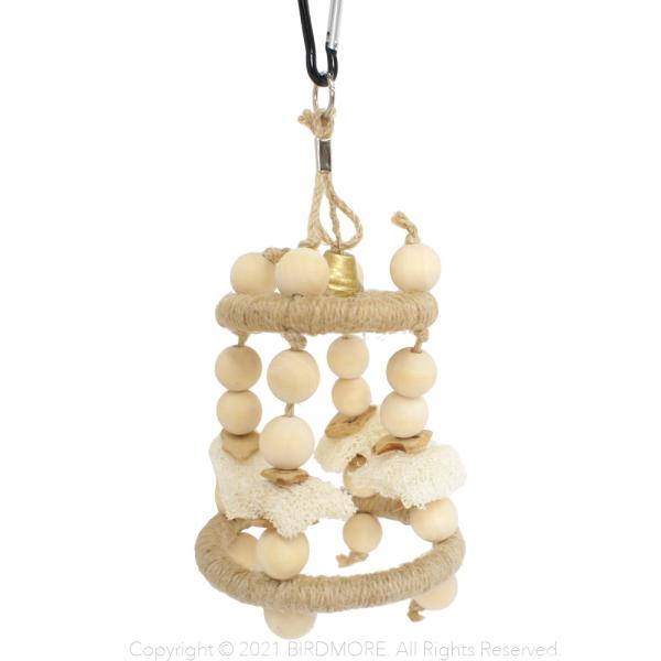 木製パーツや自然素材を使ったおもちゃです。ゆらゆら揺れて楽しい！小さいサイズのメリーゴーランドです。入荷時期によって取付金具のお色が違います。お選び頂けませんのでご了承くださいますようお願い致します。メーカー/レインボーサイズ/幅約11cm...