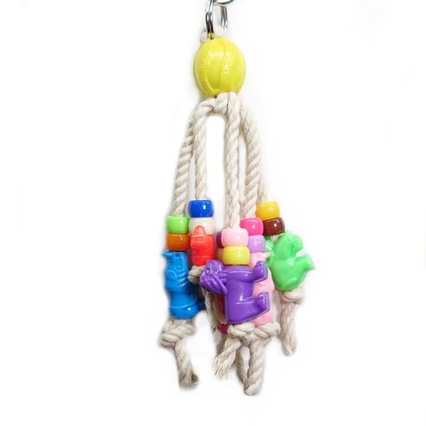 噛み噛みロープにたっぷりの動物ビーズがぶら下がった定番のカタチ！ロープがほつれてきたらお取替え時となります。材質：アクリルビーズ・綿ロープ・ステンレス金具 全長：約11〜12cm