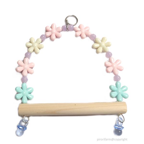 可愛いフラワービーズのブランコで鳥さんの可愛さアップ♪淡い色の鳥さんに似合うパステル。材質：アクリルパーツ、ステンレス金具、木材 サイズ：止まり木の幅　約１１ｃｍ、全体の高さ　約１６ｃｍ