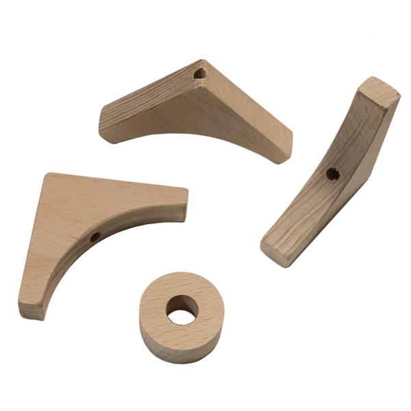 【発売日：2022年06月22日】『くるくるかんす』のブナ製パーツ追加用セット（3個入り）です。ドーナツ型パーツのおまけつき。きめが細かく堅めの木材です。木目に添って簡単に割れないので、ちょっとずつ齧れます。三角パーツ幅約8.5cm×高さ約...