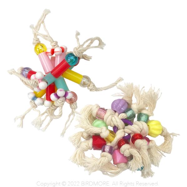【発売日：2022年08月17日】愛鳥さんが夢中になるカラフルなビーズとパーツ、ロープで珊瑚をイメージしたハンドトイです。大、小2つの形の異なるおもちゃ各1個ずつが1袋に入っています。メーカー/ALOHA HEAVENサイズ/大：幅約8×奥...