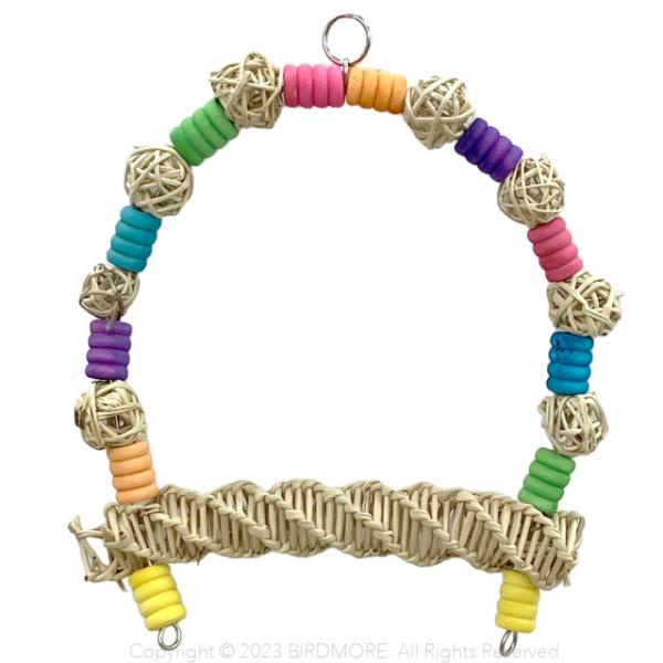 【発売日：2023年04月07日】止まる部分は天然のアシのつるで編みこまれていて掴まりやすく滑りにくいブランコです。乗ったり齧って壊したりして遊べます。　メーカー：BIRDMORE素材：木製ビーズ・蔦・ステンレス金具対応鳥種：小型・中型鳥用...