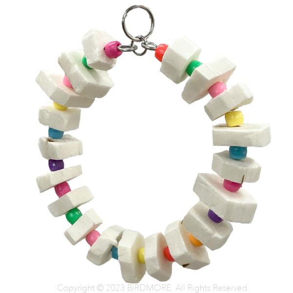 【発売日：2023年04月07日】天然クサネムのチップとビーズで作ったリースです。ブランコの様に使ったり、かじって壊したりと鳥さんが楽しく遊べます。メーカー：BIRDMORE素材：天然クサネムのチップ、ビーズ、ステンレス金具対応鳥種：小型・...