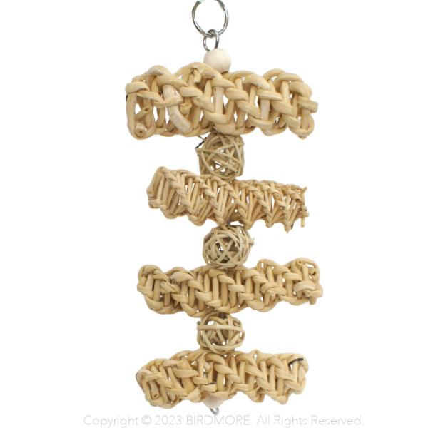 【発売日：2023年04月21日】ぶどうの蔓で編んだスティックとボールのおもちゃです。破壊が大好きな鳥さんの心をとらえて離しません！メーカー：BIRDMORE素材：蔦、ステンレス金具対応鳥種：小型・中型鳥用サイズ：本体部分　高さ約20cm×...