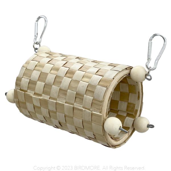 天然素材を組み合わせた楽しいトンネル！トンネルをくぐったり、かじって壊してストレス解消！！小動物用ですが、愛鳥さんのお気に入りになる事間違いなし！！入荷時期によって取付金具のお色が違います。お選び頂けませんのでご了承くださいますようお願い致...