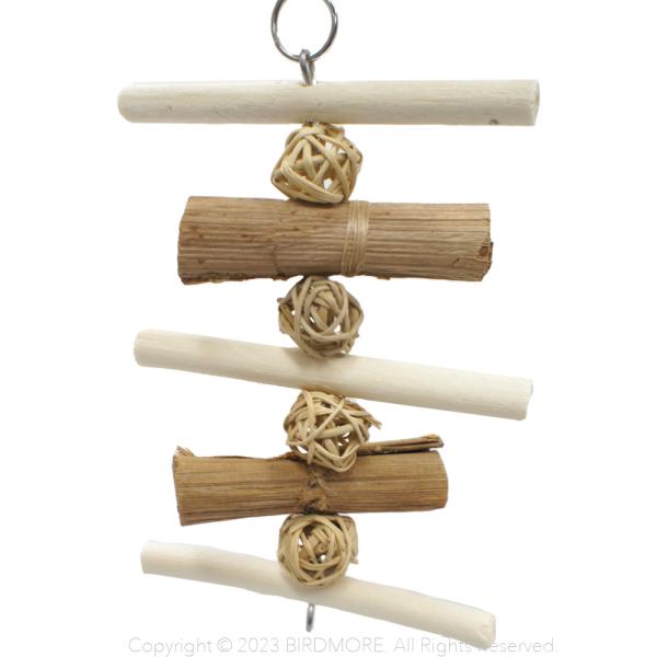 【発売日：2023年05月28日】ジュートスティックとバナナリーフと蔓で編んだボールの噛み応えのあるおもちゃです。メーカー/BIRDMORE(バードモア)素材/ジュート・蔦・バナナリーフ・ステンレス金具対応鳥種/小型・中型鳥用サイズ/本体部...