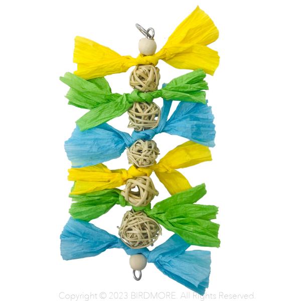 【発売日：2023年11月09日】かじったり、ほぐしたり、鳥さんの遊び方によって変化するおもちゃです。齧って遊んでいるうちに画像１枚目のようにカラフルな紙ひもが開いてきます。販売時は画像２枚目の状態になります。特徴/・金属部分はすべてステン...
