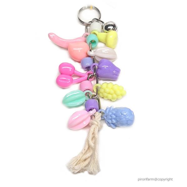 パステルカラーのフルーツビーズが可愛いビーズトイ。カチャカチャ音も楽しい♪小型インコ向き。材質：アクリルビーズ、綿ロープ、鈴（真鍮）、ステンレス金具 全長約12ｃｍ
