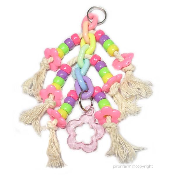 可愛いカラーのチェーンに通ったロープビーズが引っ張れる！動きのある楽しいオモチャ♪材質：アクリルビーズ、綿ロープ、ステンレス金具 全長：約14〜15cm