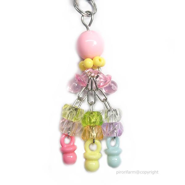ビーズがカチャカチャ鳴るのを楽しむオモチャ。コンパクトながらチェーンやビーズなど楽しさギュッ♪材質：アクリルビーズ、ステンレス金具 全長：約10.5cm