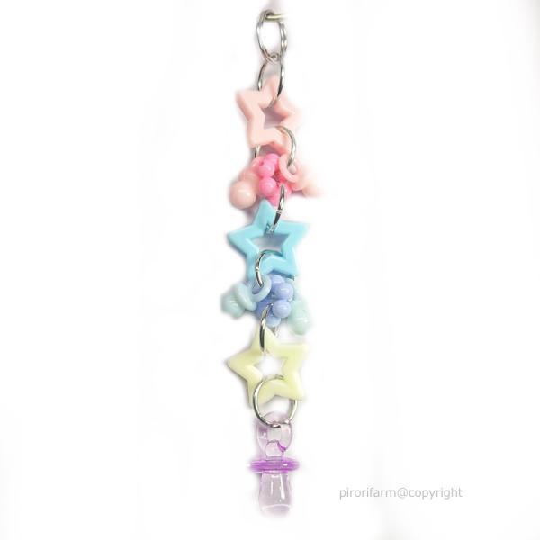 鳥さんの可愛らしさを引き立てるオモチャ。オカメ、サザナミ、アキクサインコなどにオススメ♪材質：アクリルビーズ、ステンレス金具 全長：約18cm