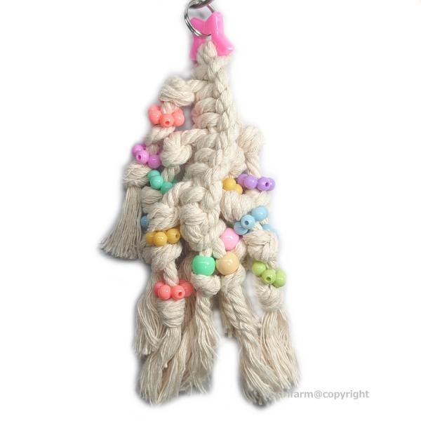 ロープを噛めば噛むほどモサモサして、ビーズを取れそうで取れない！ロープがほつれてきたらお取替え時となります。材質：綿ロープ、アクリルビーズ、ステンレス金具 全長：約17cm