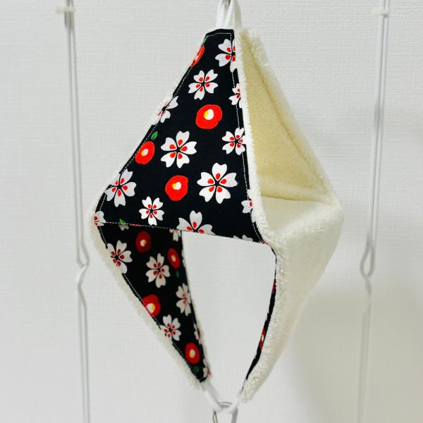 商品名に★印の付いた商品は在庫限りの商品となります。なお、委託販売品のご予約・オーダーは承っておりませんのでご了承下さい。外布、綿生地。内布、ループ無しタオル。柔らかでフワフワ、暖かさもバッチリなバードテントです。リバーシブルでALLシーズ...