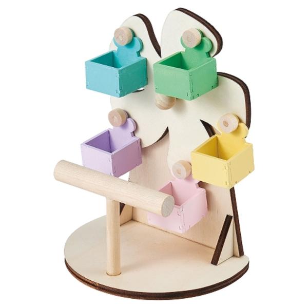 遊びながらフォージングすることでストレス発散！くるくる回して遊べるおもちゃです。天然木を使用しているので、小鳥がかじっても安心です。メーカー/マルカンサイズ/幅約13x奥約9.5x高約17cm適応鳥種/小型〜中型鳥素材/天然木、スチール体に...