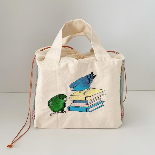 サンコーウィズキャリーSサイズが、ゆったり入るキャリーバックです。後ろのポケットにはカイロや頂いたお薬をいれることができます。開口部が巾着になっていますので通院も安心です。※キャリーバックのみとなります。キャリーは含まれておりません。本は読...