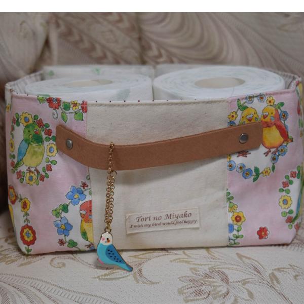 トイレットペーパー4つ収納可能なサイズ。トイレットペーパーだけでなく、色々入れられる便利サイズ21.5cm x 20xm x 12cm (手作りの為さいずに若干差が出る場合がございます)※トイレットペーパーは付属しておりません。