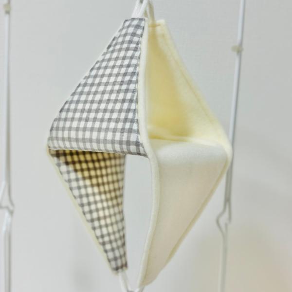 外布、綿生地。内布、フリース。薄くて軽量ですが、とても暖かく柔らかさも十分。リバーシブルでALLシーズン使用可。テントからハンモックまで、色々な使い方ができるバードテント。底板も外れお手入れ簡単。※取付用金具は、付属しておりません。※ぬいぐ...