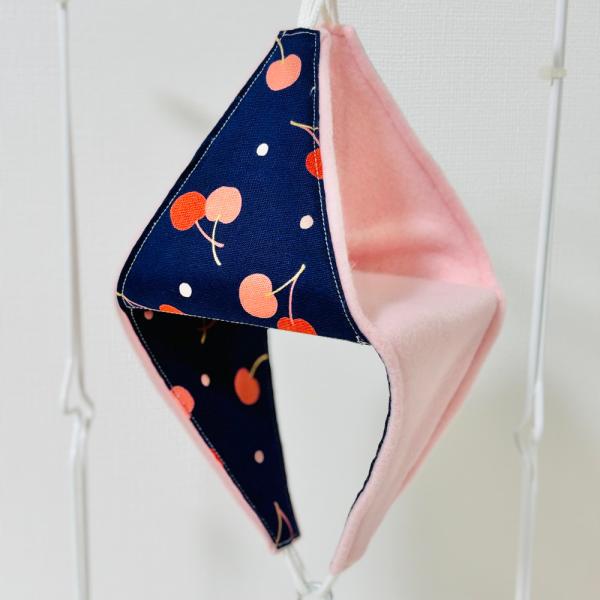 外布、綿生地。内布、フリース。薄くて軽量ですが、とても暖かく柔らかさも十分。リバーシブルでALLシーズン使用可。テントからハンモックまで、色々な使い方ができるバードテント。底板も外れお手入れ簡単。※取付用金具は、付属しておりません。※ぬいぐ...