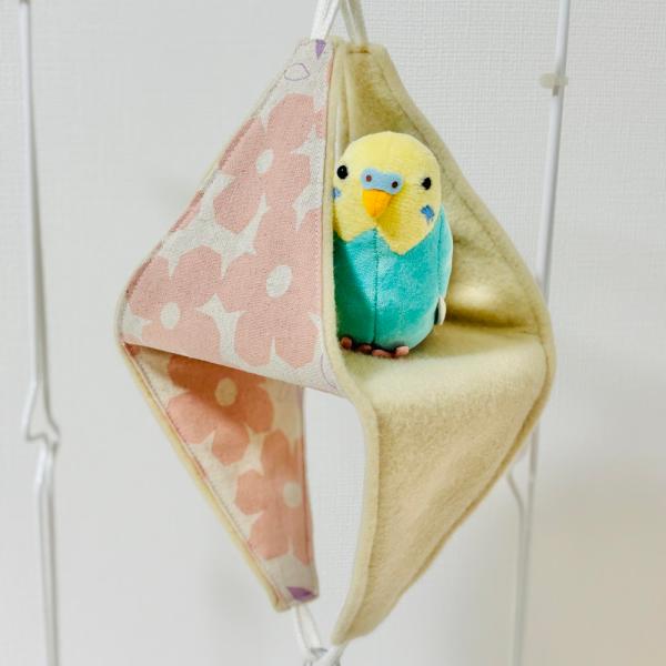 外布、綿生地。内布、フリース。薄くて軽量ですが、とても暖かく柔らかさも十分。リバーシブルでALLシーズン使用可。テントからハンモックまで、色々な使い方ができるバードテント。底板も外れお手入れ簡単。※取付用金具は、付属しておりません。※ぬいぐ...