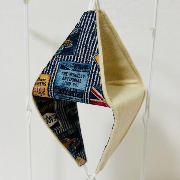 外布、綿生地。内布、フリース。薄くて軽量ですが、とても暖かく柔らかさも十分。リバーシブルでALLシーズン使用可。テントからハンモックまで、色々な使い方ができるバードテント。底板も外れお手入れ簡単。※取付用金具は、付属しておりません。※ぬいぐ...