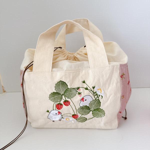 サンコーウィズキャリーSサイズがゆったり入るキャリーバックです。後ろのポケットにはカイロや頂いたお薬をいれることができます。開口部が巾着になっていますので通院も安心です。※キャリーバックのみとなります。キャリーは含まれておりません。3羽のイ...