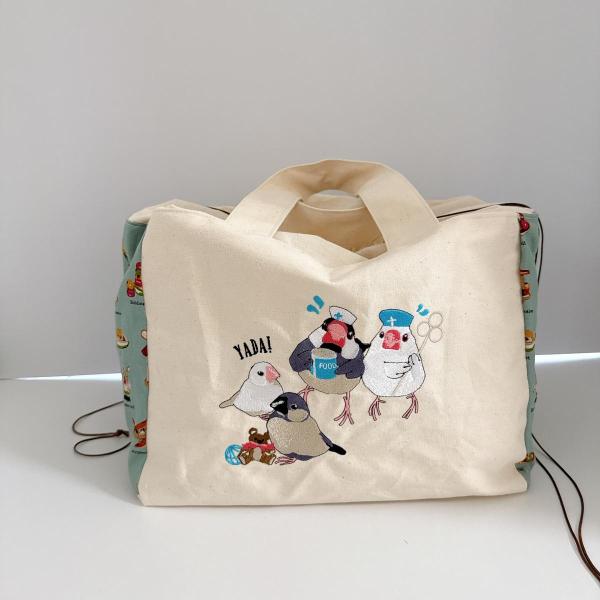 サンコーウィズキャリーMサイズがゆったり入るキャリーバックです。後ろのポケットにはカイロや頂いたお薬をいれることができます。開口部が巾着になっていますので通院も安心です。挿餌を卒業し始めたひな達に手を妬く文鳥達の一幕です。※キャリーバックの...