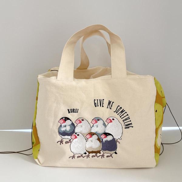 サンコーウィズキャリーMサイズがゆったり入るキャリーバックです。後ろのポケットにはカイロや頂いたお薬をいれることができます。開口部が巾着になっていますので通院も安心です。挿餌を卒業し始めたひな達に手を妬く文鳥達の一幕です。※キャリーバックの...