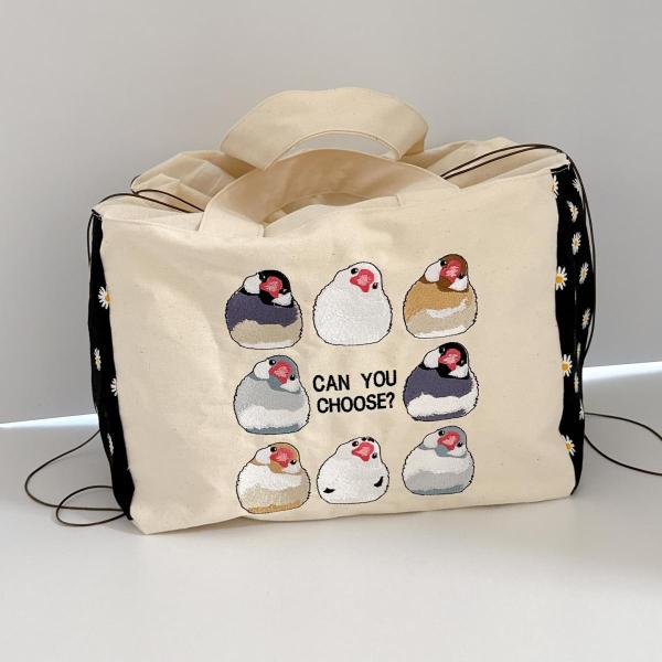 サンコーウィズキャリーMサイズがゆったり入るキャリーバックです。後ろのポケットにはカイロや頂いたお薬をいれることができます。開口部が巾着になっていますので通院も安心です。挿餌を卒業し始めたひな達に手を妬く文鳥達の一幕です。※キャリーバックの...