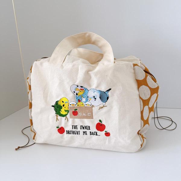 サンコーウィズキャリーMサイズがゆったり入るキャリーバックです。後ろのポケットにはカイロや頂いたお薬をいれることができます。開口部が巾着になっていますので通院も安心です。挿餌を卒業し始めたひな達に手を妬く文鳥達の一幕です。※キャリーバックの...