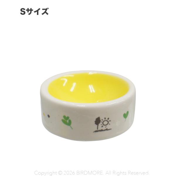 小鳥用の陶器製食器。小鳥に倒されにくいずっしり重量。黄色い内側で投薬やサプリの色が馴染み、水に色が付いてもわかりにくい食器です。メーカー/三晃商会材質/陶器サイズ/Ｓ:幅約5.5×奥約5.5×高約2.1cm　 ※陶器のため、誤差が生じます。　