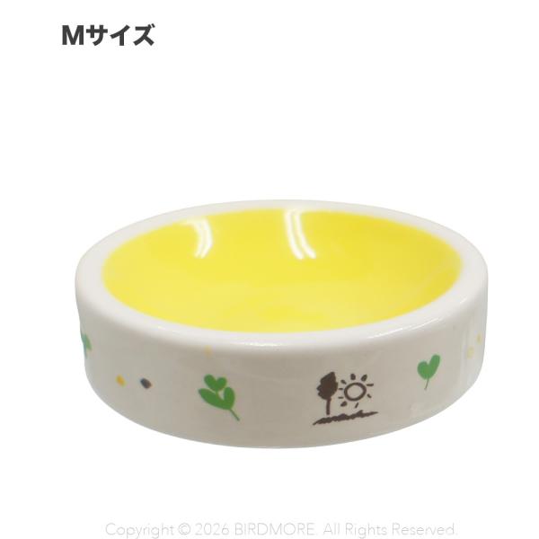 小鳥用の陶器製食器。小鳥に倒されにくいずっしり重量。黄色い内側で投薬やサプリの色が馴染み、水に色が付いてもわかりにくい食器です。メーカー/三晃商会材質/陶器サイズ/Ｍ:幅約7.7×奥約7.7×高約2.2cm※陶器のため、誤差が生じます。　