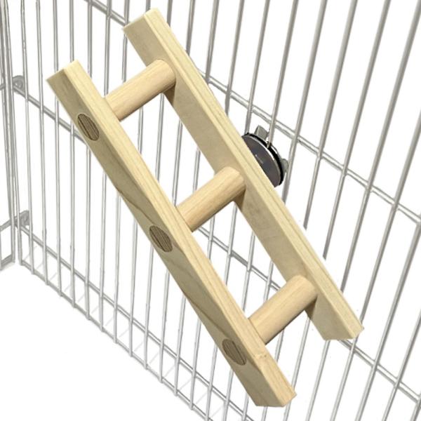 【発売日：2026年03月15日】ロングセラーの7cm幅に加えてセキセイインコさんや文鳥さんに使える5.5cm 幅のスリムタイプが登場！ステンレスの金具でケージに取り付けられるハシゴです。ケージのレイアウトに便利。サイズ：長さ15cm×幅5...