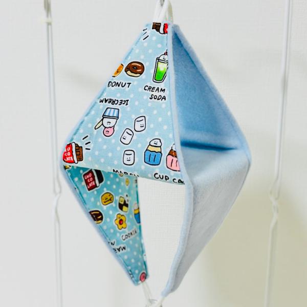 外布、綿生地。内布、フリース。薄くて軽量ですが、とても暖かく柔らかさも十分。リバーシブルでALLシーズン使用可。テントからハンモックまで、色々な使い方ができるバードテント。底板も外れお手入れ簡単。※取付用金具は、付属しておりません。※ぬいぐ...