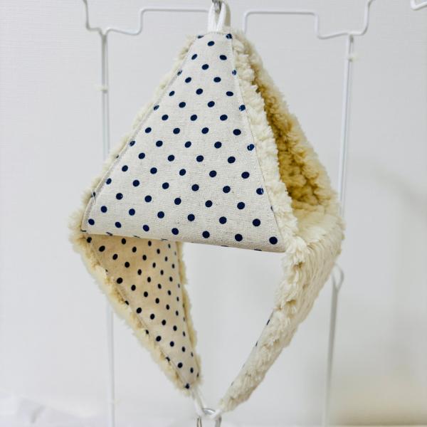 外布、綿生地。内布、ワッフルボア。柔らかくてフワフワ、毛足が長めで　ポコポコしたデザインが可愛らしい。リバーシブルでALLシーズン使用可。テントからハンモックまで幅広く使えるバードテント。底板も外れお手入れ簡単。※取付用金具は、付属しており...