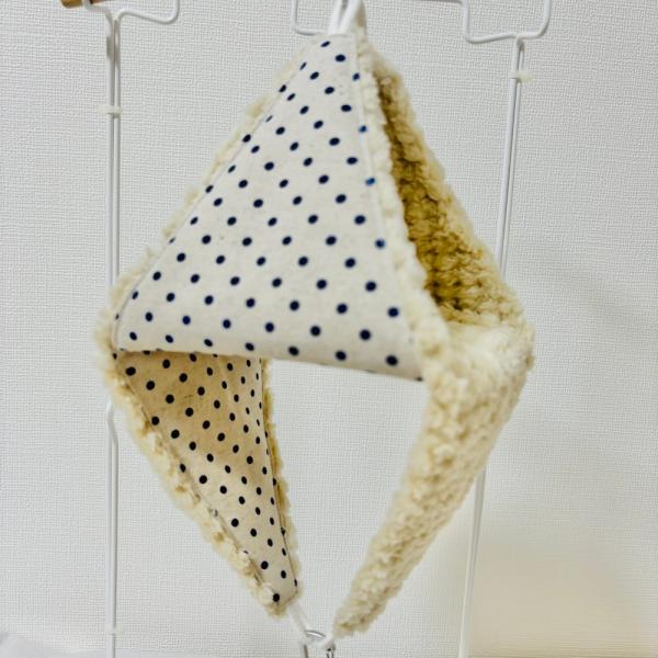 外布、綿生地。内布、ワッフルボア。柔らかくてフワフワ、毛足が長めで　ポコポコしたデザインが可愛らしい。リバーシブルでALLシーズン使用可。テントからハンモックまで幅広く使えるバードテント。底板も外れお手入れ簡単。※取付用金具は、付属しており...