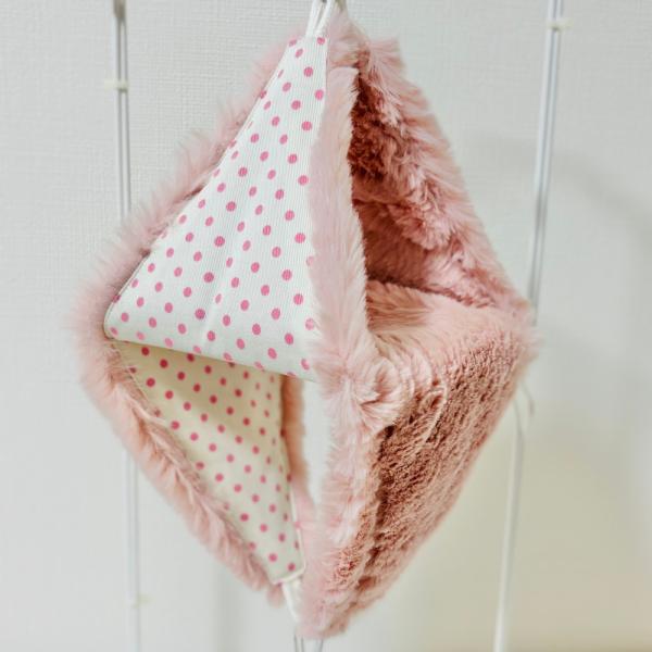 外布、綿生地。内布、ラビットボア。ウサギのような質感で柔らかく優しい感じリバーシブルでALLシーズン使用可。テントからハンモックまで幅広く使えるバードテント。底板も外れお手入れ簡単。※取付用金具は、付属しておりません。※ぬいぐるみ、おもちゃ...