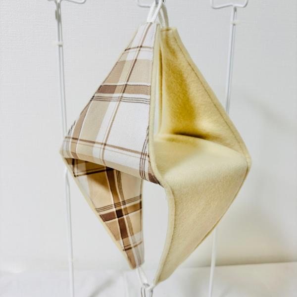 外布、綿生地。内布、フリース。薄くて軽量ですが、とても暖かく柔らかさも十分。リバーシブルでALLシーズン使用可。テントからハンモックまで、色々な使い方ができるバードテント。底板も外れお手入れ簡単。※取付用金具は、付属しておりません。※ぬいぐ...