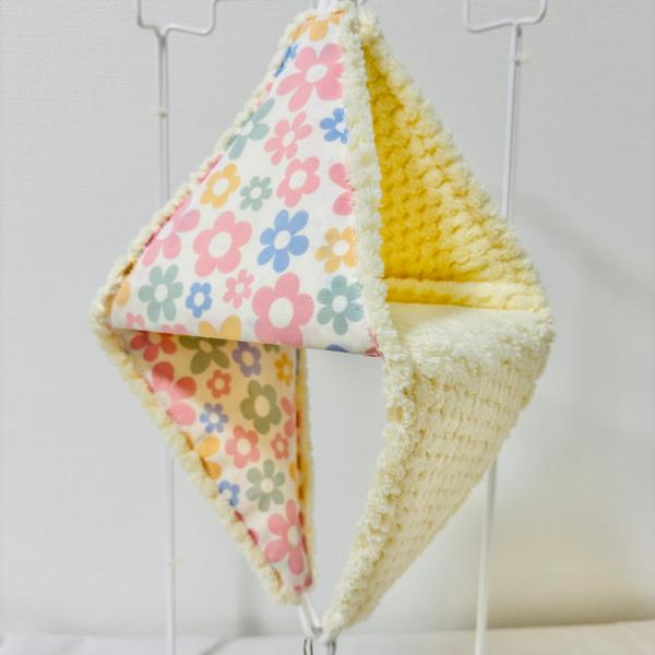 外布、綿生地。内布、ループ無しタオル。柔らかでフワフワ、暖かさもバッチリなバードテントです。リバーシブルでALLシーズン使用可。テントからハンモックまで、色々な使い方ができます。底板も外れお手入れ簡単。※取付用金具は、付属しておりません。※...