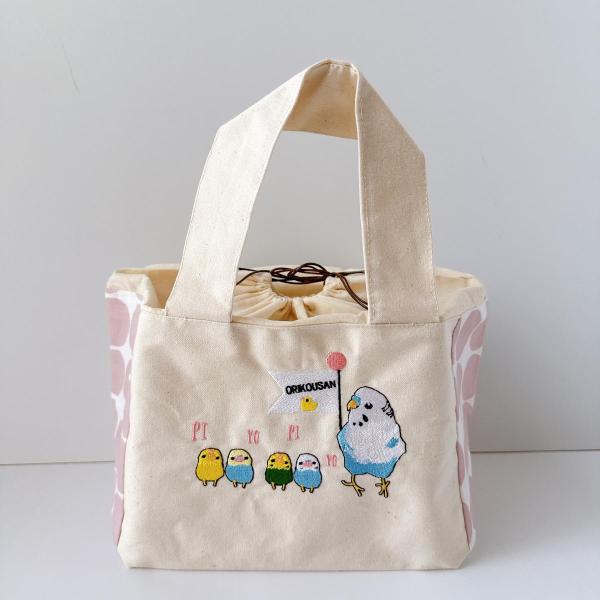 サンコーウィズキャリーSサイズがゆったり入るキャリーバックです。後ろのポケットにはカイロや頂いたお薬をいれることができます。開口部が巾着になっていますので通院も安心です。※キャリーバックのみとなります。キャリーは含まれておりません。 サイズ...