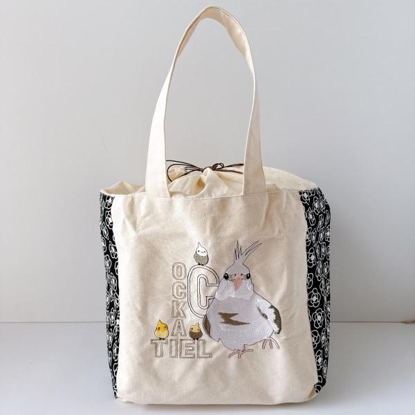 HOEIハートフルキャリーサイズがゆったり入るキャリーバックです。後ろのポケットにはカイロや頂いたお薬をいれることができます。開口部が巾着になっていますので通院も安心です。陽気なオカメインコの刺繍です。※キャリーバックのみとなります。キャリ...