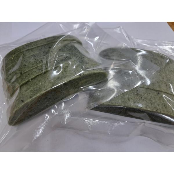 <切餅><名称>切　餅<原材料>もち米(秋田県大潟村産)、よもぎ、塩<内容量>250ｇ袋×2袋<賞味期限>枠外下部に記載<保存方法>直射日光、高温多湿を避けて保存してく...