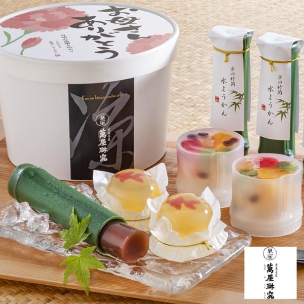 涼しげな金魚が泳ぐゼリー、カラフルなみつ豆ゼリー、口どけなめらかな竹筒入り水ようかんを詰合せました。母の日のメッセージをつけてお届けいたします。※竹筒はプラスチック製です。■商品内容：竹筒ようかん65g×4、短竹みつ豆ゼリー85g×2、金魚...