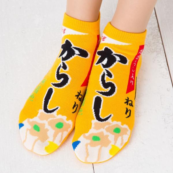 見たことある!!その名もおもしろソックス。裏面のこだわりにも注目(^^)。ソックスに書いてある言葉◆表面　本からし入り　ねり　からし　無着色◆裏面　名称　ねりからし　材料　からし、とう、しお、コーン油※靴下に記載の文言は靴下の柄のため、その...