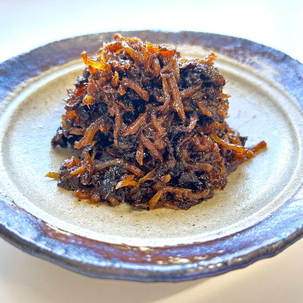 【発売日：2025年03月01日】鉄分豊富、旨味が詰まったまぐろのつくだ煮。秘伝のタレや平松食品専用の本醸造うすくち醤油など使用し、伝統の竹籠製法にて丁寧に炊き上げました。まぐろとおかかの美味しさと生姜の辛味が食欲をそそります。