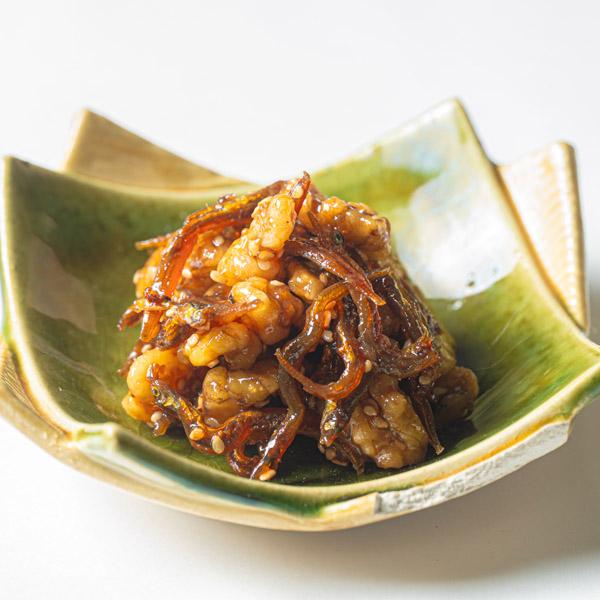 くるみの香ばしさ、 小女子の旨み、醸造醤油の風味とが重なりまとまりのあるまろやかな味わい。東京からのお取り寄せつくだ煮です。