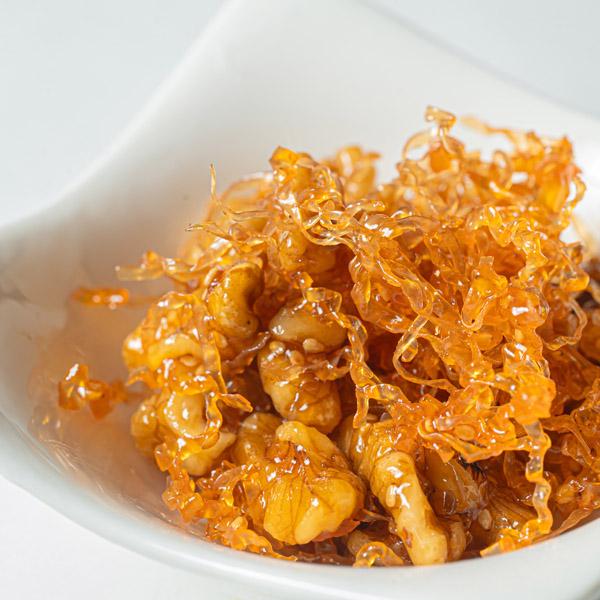 十分に伸した柔らかいイカを使い、旨みをしっかり染み込ませました噛むほどうまい一品です。東京からのお取り寄せつくだ煮です。